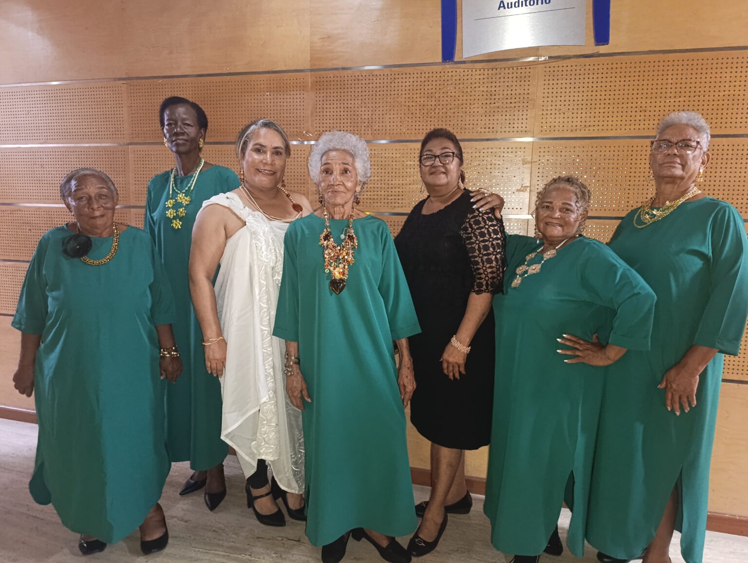 Adultos mayores desfilan colección de joyas | La Verdad sin Compromiso